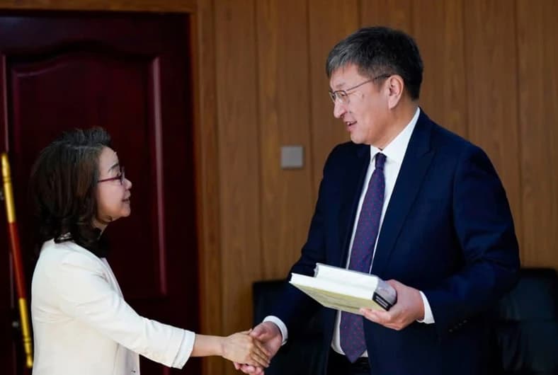 蒙古国人民党总书记杨·曹都巴特尔会见中国驻蒙古国大使沈敏娟 | Mono.mn