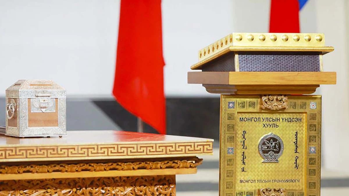 “Давхар дээл”-ийн маргаан, сургамж | Mono.mn