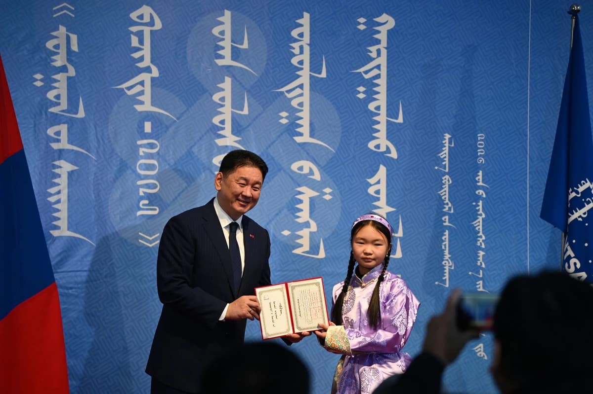 蒙古国总统为“2025传统蒙古文国际书法大赛”获奖者颁奖 | Mono.mn